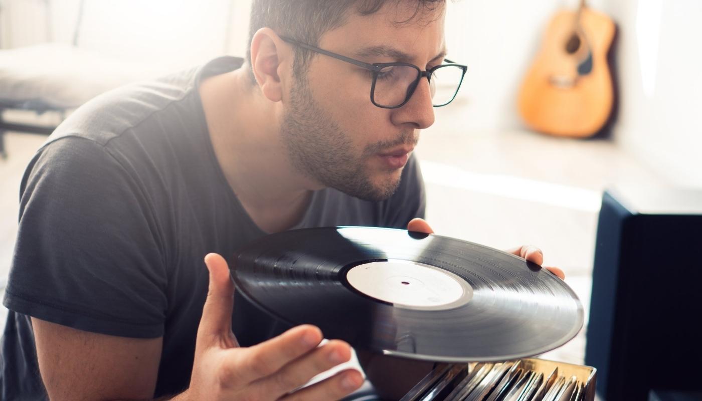 7 Reasons Why People Still Prefer Listening to Vinyl Records | Decker ...