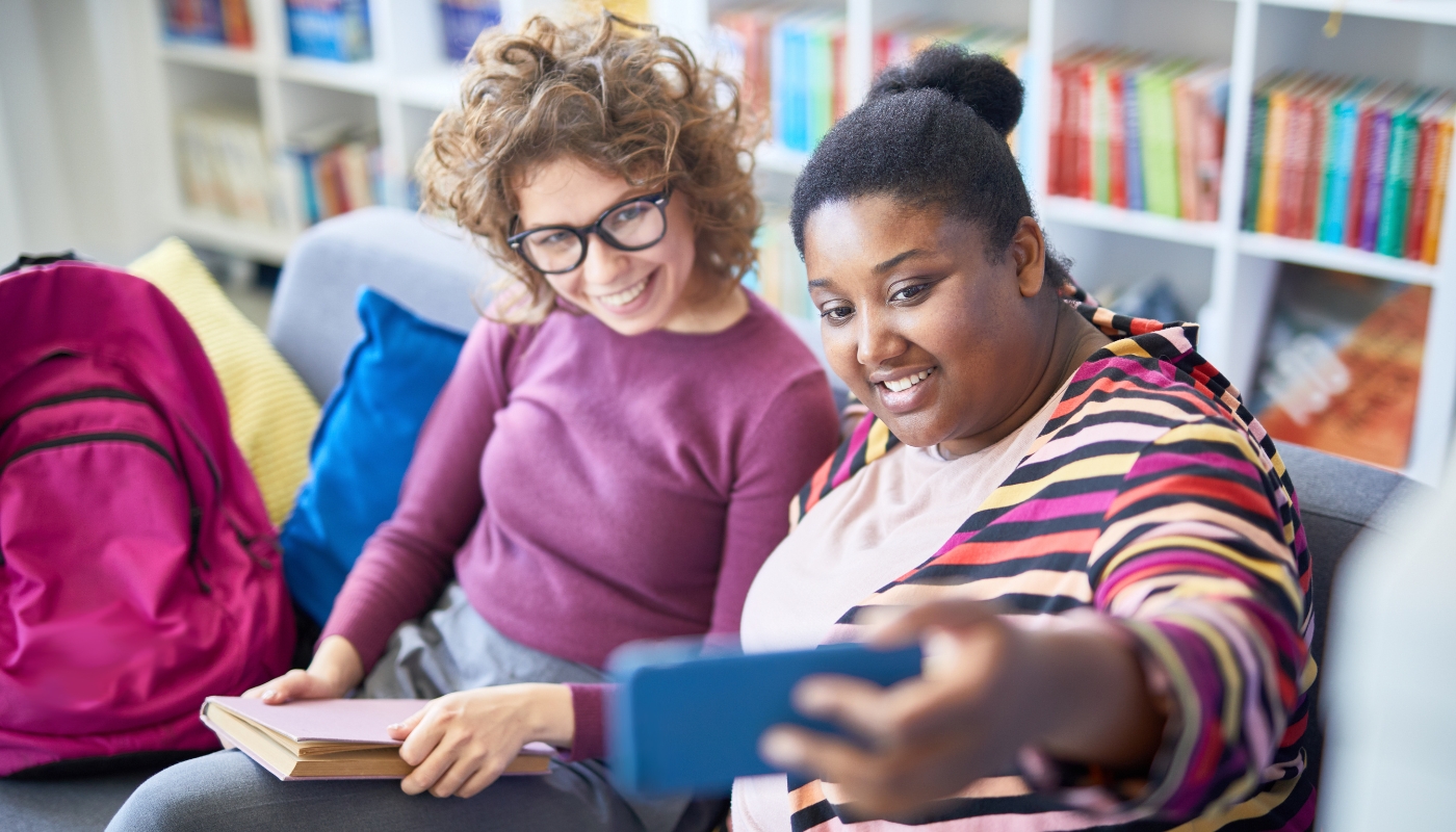 7 Design Tips for a Dazzling Insta-Worthy Bookshelf! | Karvonen’s