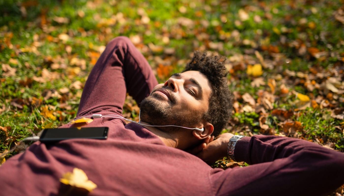 4 Ways Fall Can Disrupt Your Sleep & How to Combat Them | Karvonen’s